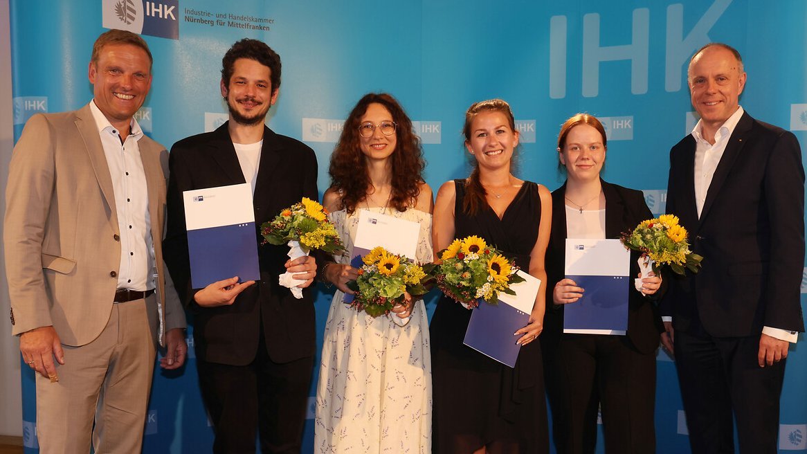 Zeugnisübergabe in Erlangen am 18. Juli 2024 | IHK Nürnberg für ...